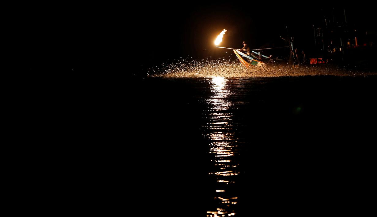 Cara Unik Nelayan Taiwan Pancing Ikan Menggunakan Api - Foto Liputan6.com