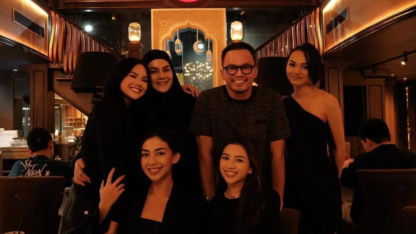 Pesona 4 Putri Sarita Abdul Mukti dan Faisal Harris yang Anggun dan ...