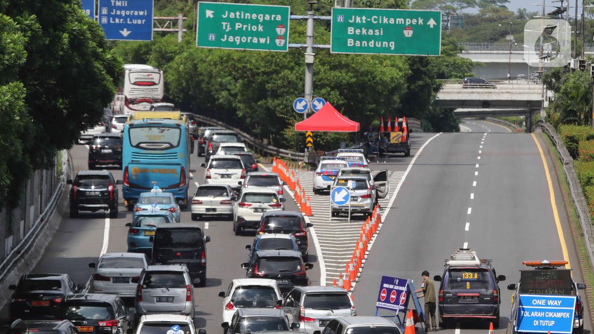 FOTO: Penutupan Jalan Tol Dalam Kota ke Tol Cikampek - Foto Liputan6.com