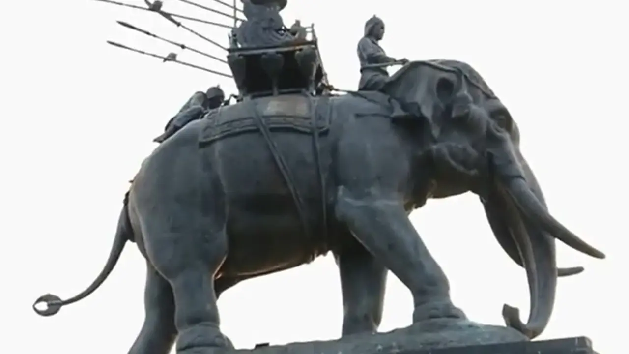 Unggah Foto Angkat Rok Berlatar Patung Raja Rama I, Model Thailand ...