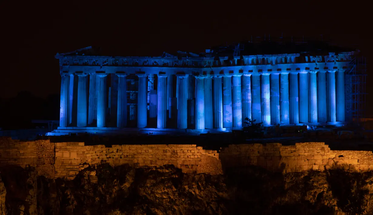 FOTO: Nuansa Biru Kuil Parthenon Athena di Hari Anak Sedunia - Foto ...