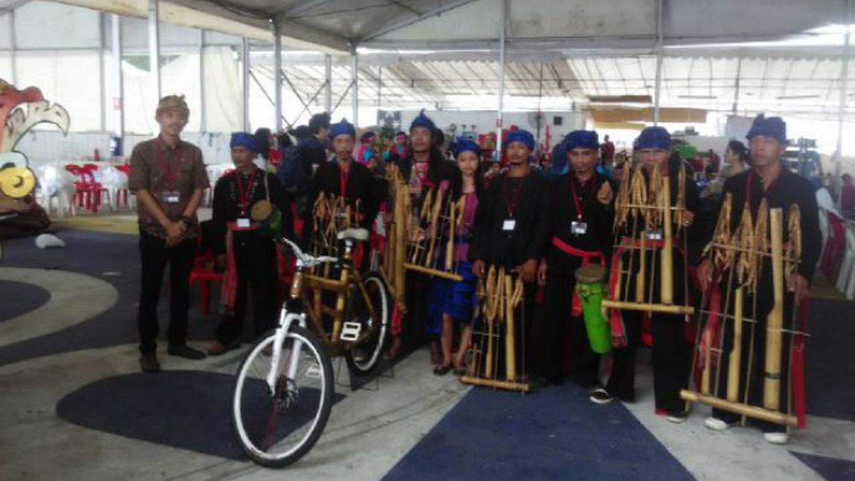 Mainkan Angklung Buhun, Suku Baduy Pukau Warga Singapura