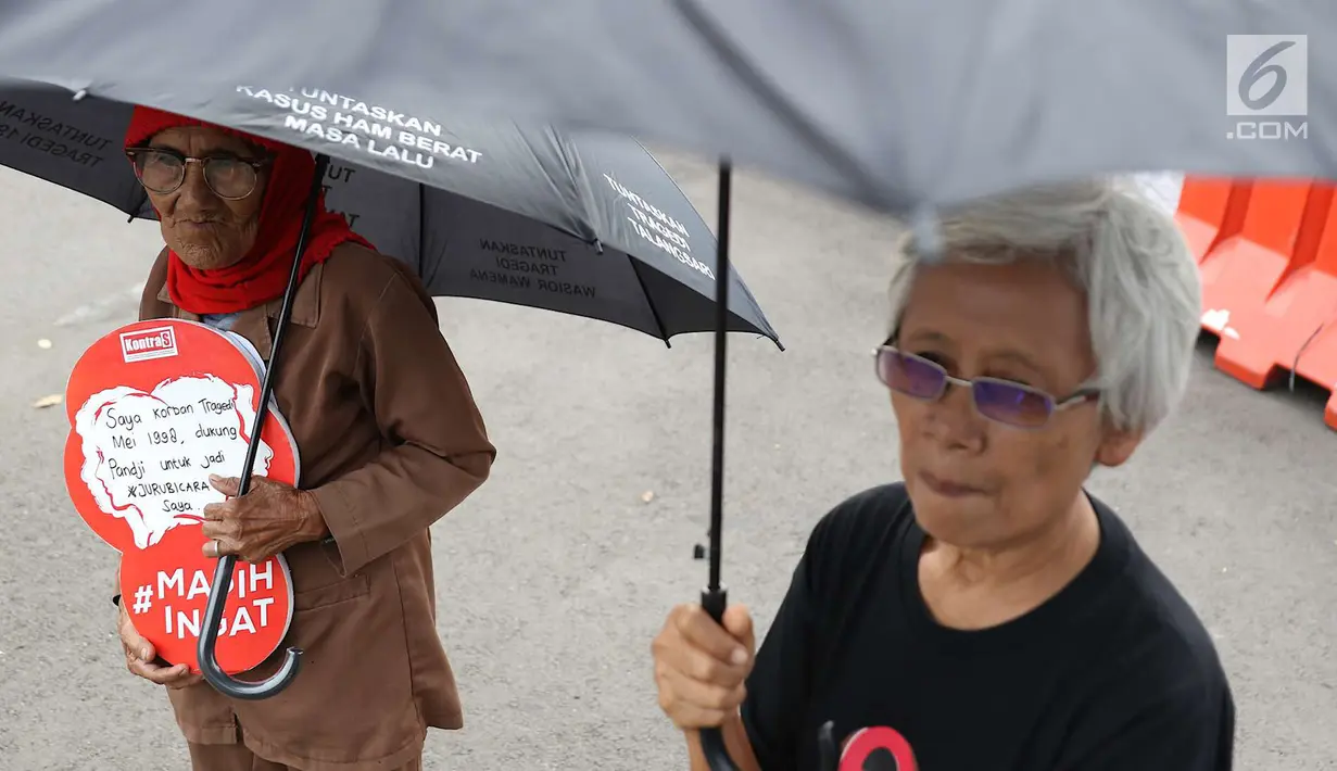 FOTO: Peringati 20 Tahun Reformasi, Aktivis HAM Ramaikan Aksi Kamisan ...
