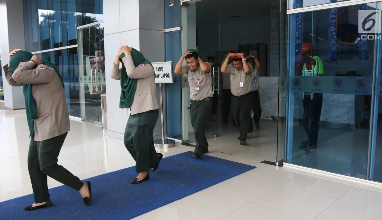 FOTO: Gempa 7,5 SR, Kepala BNPB Dievakuasi Pakai Tali dari Lantai 10 ...