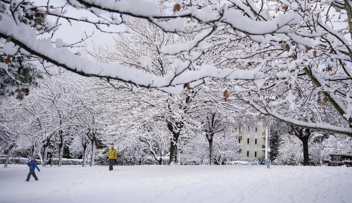 Cuaca Dingin Yunani Memutus Listrik Hingga Penutupan Jalan Raya - Foto ...