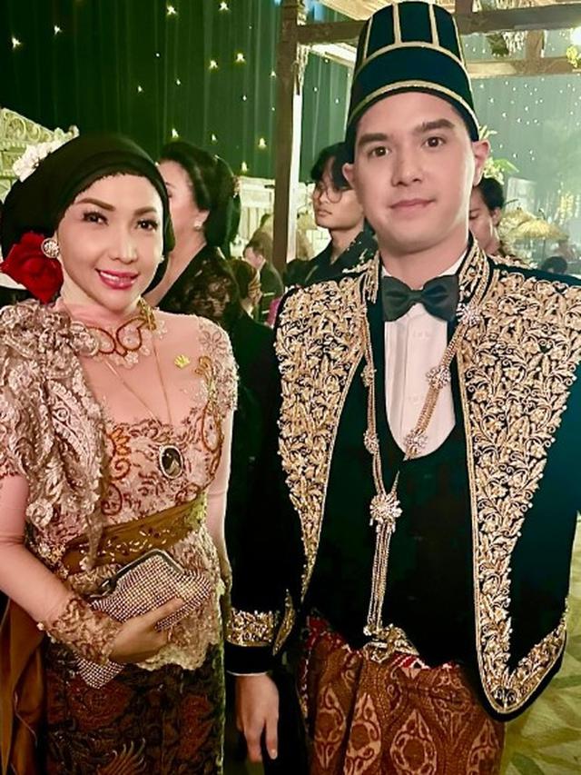 8 Potret Model Kebaya dan Hijab Sanggul Roro Fitria, Unik dan Jadi Ciri ...