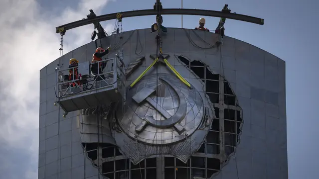 Ukraina Singkirkan Lambang Palu Arit Era Uni Soviet di Patung Ibu ...