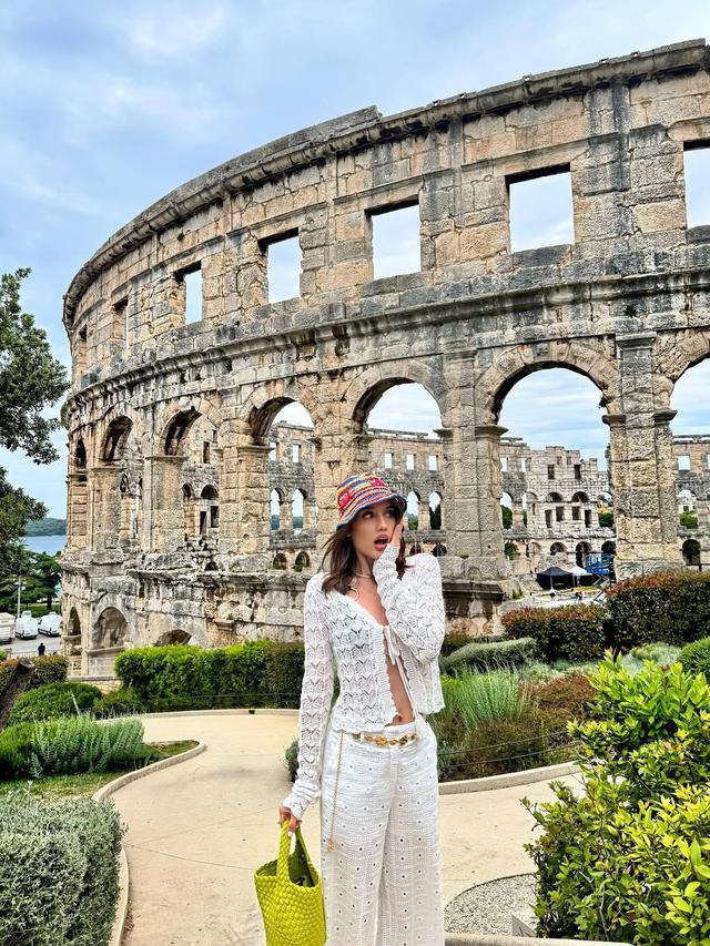 6 Outfit Liburan ala Cinta Laura, Tampil Fresh dan Super Fashionable
