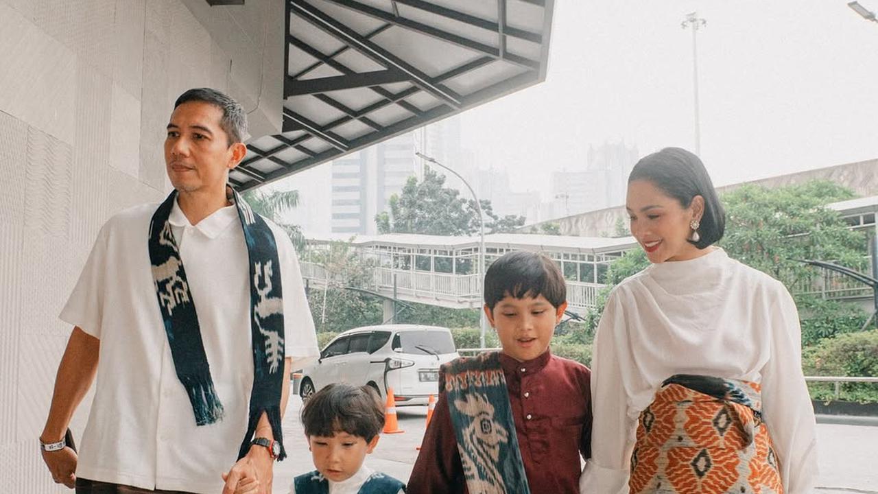 Gaya Andien Aisyah dan Keluarga Kompak dengan Kain Nusa Tenggara ...