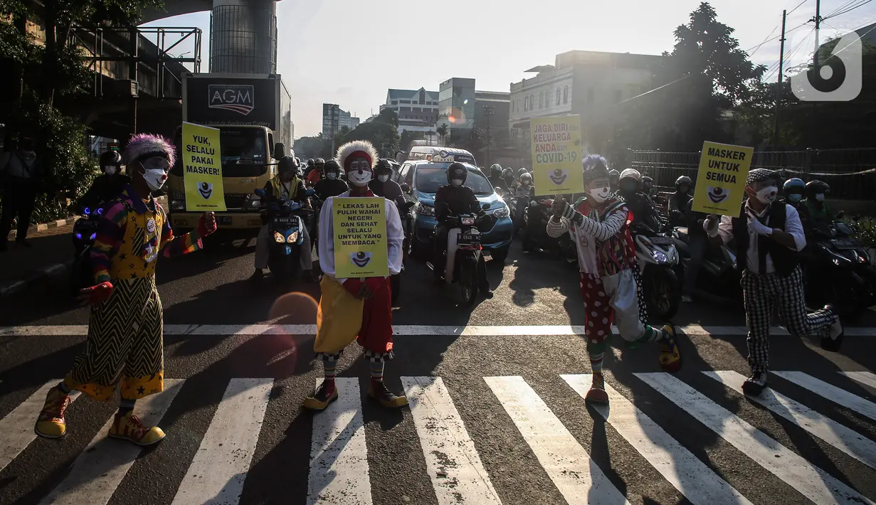 FOTO: Aksi Badut Indonesia Kampanyekan Penggunaan Masker - Foto ...