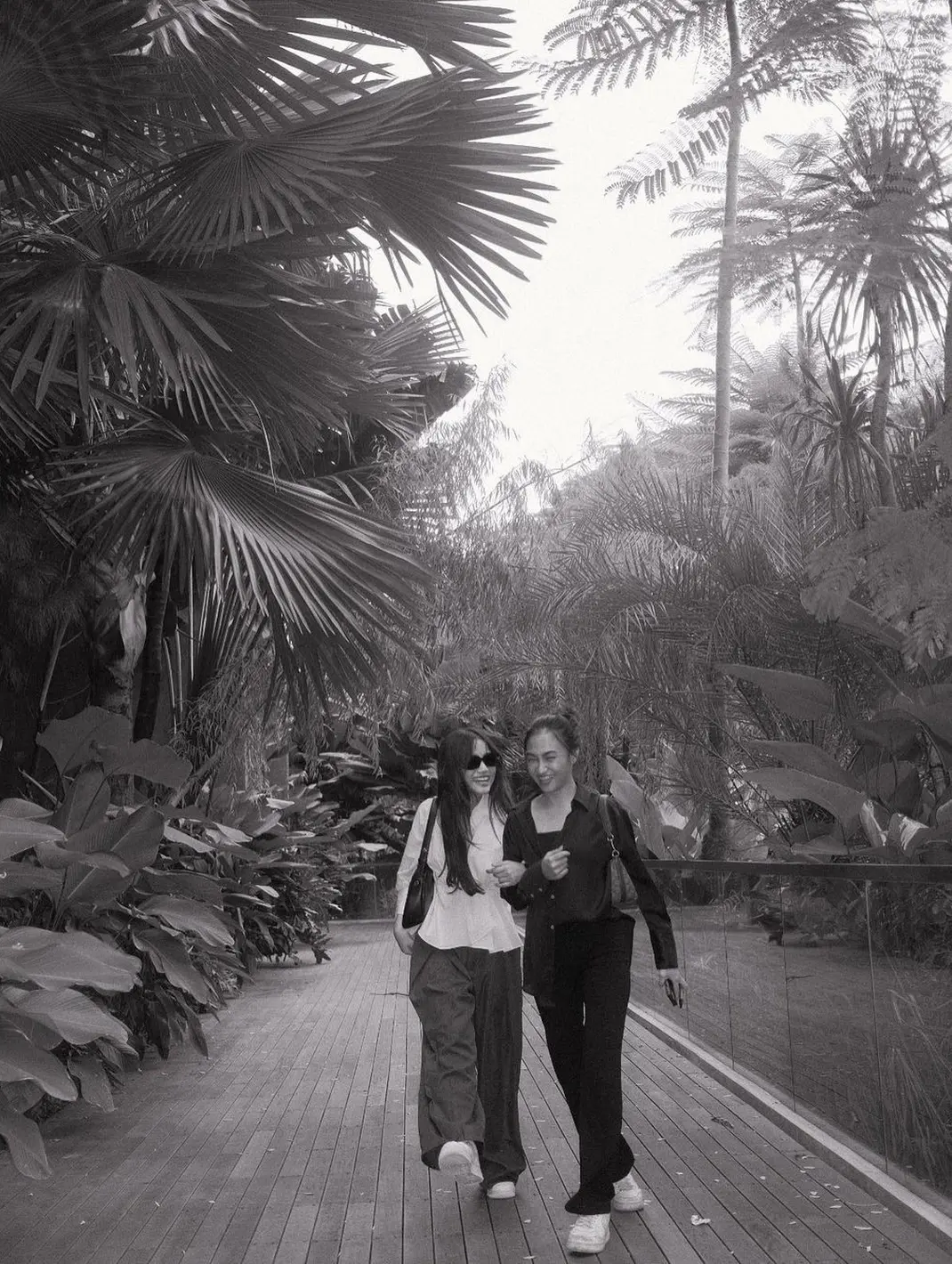 6 Potret Gaya Simple Chic Fuji Pakai Kemeja Putih Habiskan Waktu di ...