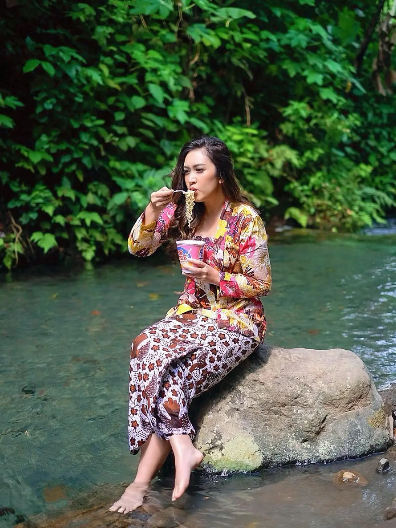 6 Potret Nafa Urbach Main di Sungai, Momen Makan Mi Hingga Keramas Curi ...