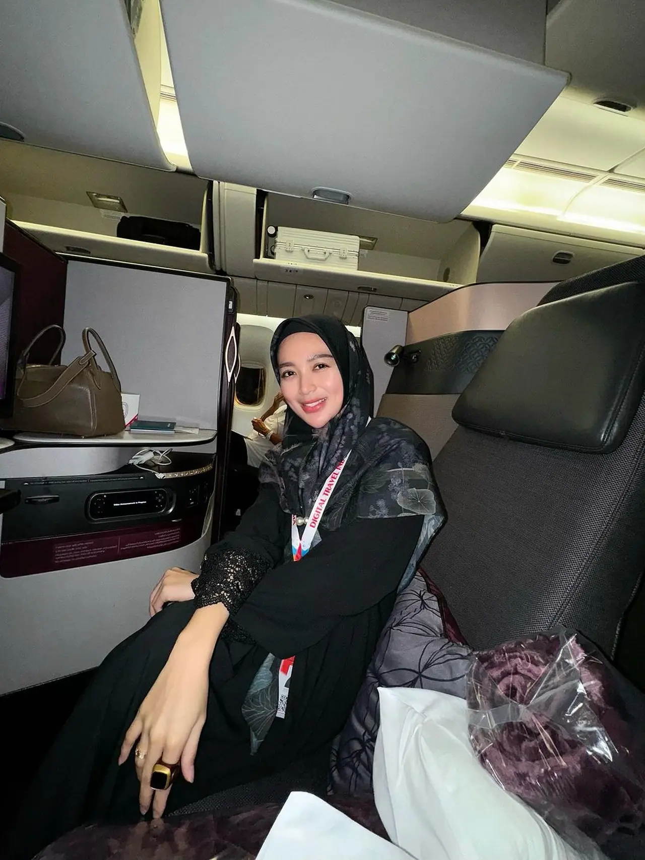 Potret Wika Salim Berhijab Saat Umrah Bersama Keluarga, Auranya Adem ...
