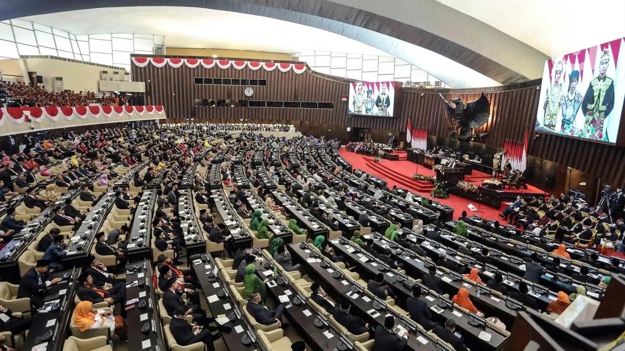 Berbalut Pakaian Betawi, Jokowi Siap Bacakan 2 Pidato Kenegaraan di Sidang Tahunan MPR 2024 dan ...