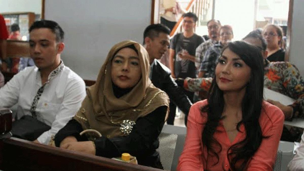Tessa Kaunang-Sandy Tumiwa Akhiri Sidang Cerai dengan Cium Kening ...