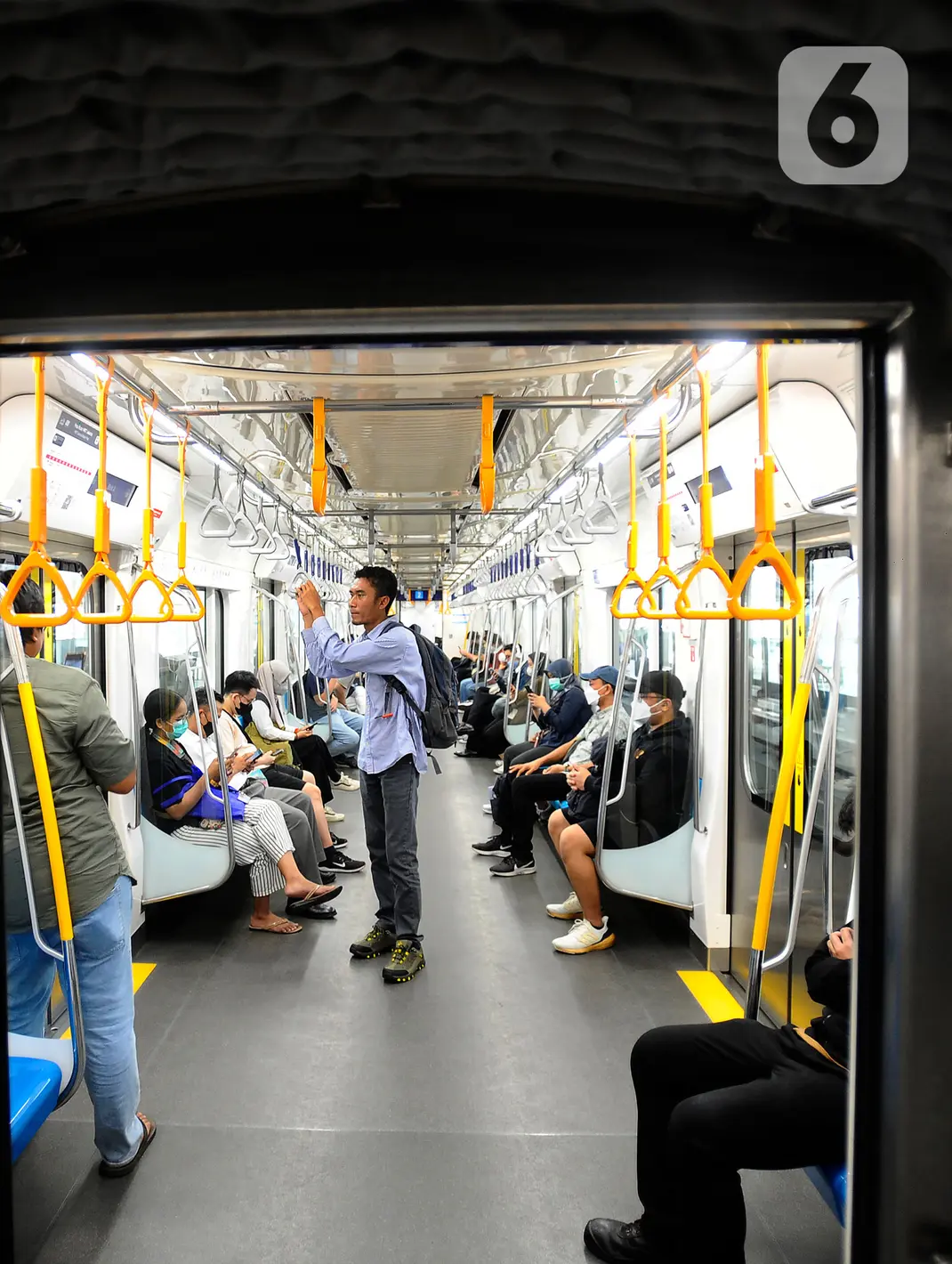Aturan Dicabut, Penumpang MRT Bebas Masker - Foto Liputan6.com