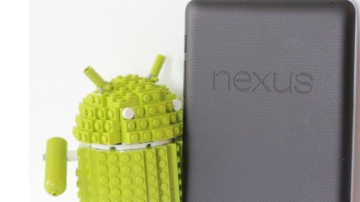 Miniatur Robot Hijau untuk Pecinta Lego dan Android