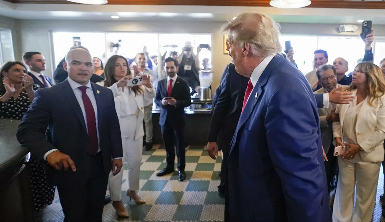 Usai Jalani Sidang, Donald Trump Traktir Pendukungnya di Restoran Kuba ...