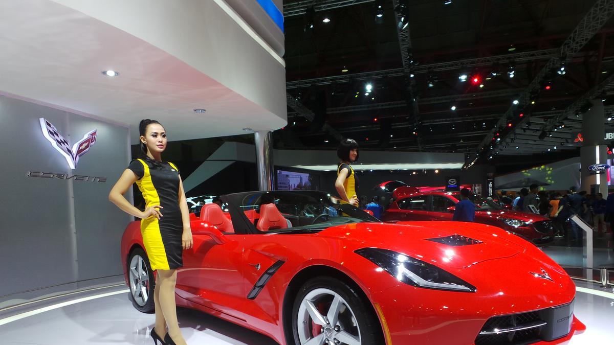 Dikawal SPG Seksi, Chevrolet Corvette Curi Perhatian - Otomotif ...