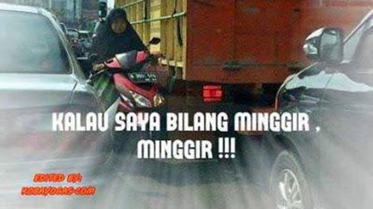 Kumpulan Meme Ibu-Ibu Naik Motor di Jalan Raya, Dijamin Bikin Cekikikan