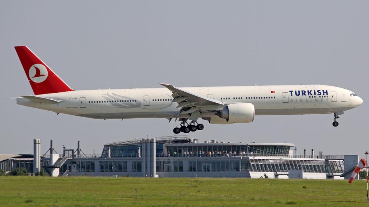 Video Detik-Detik Tabrakan Pesawat Korsel dan Turki di Bandara Istanbul ...