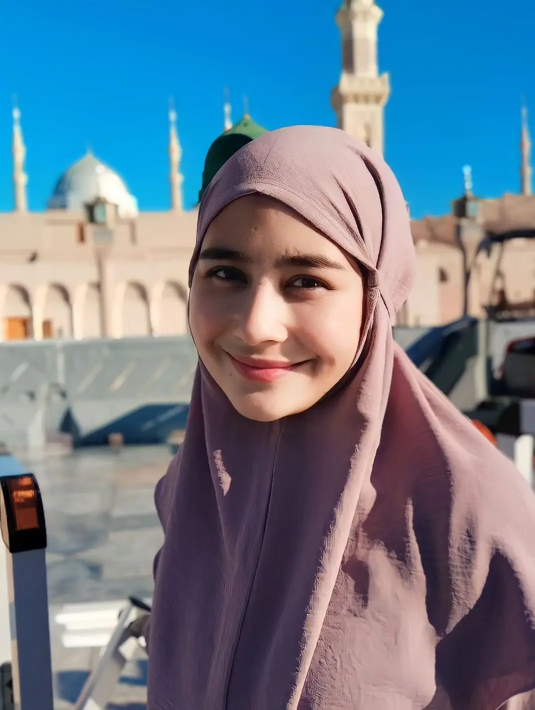 6 Potret Prilly Latuconsina Jalani Ibadah Umrah, Memesona dengan ...