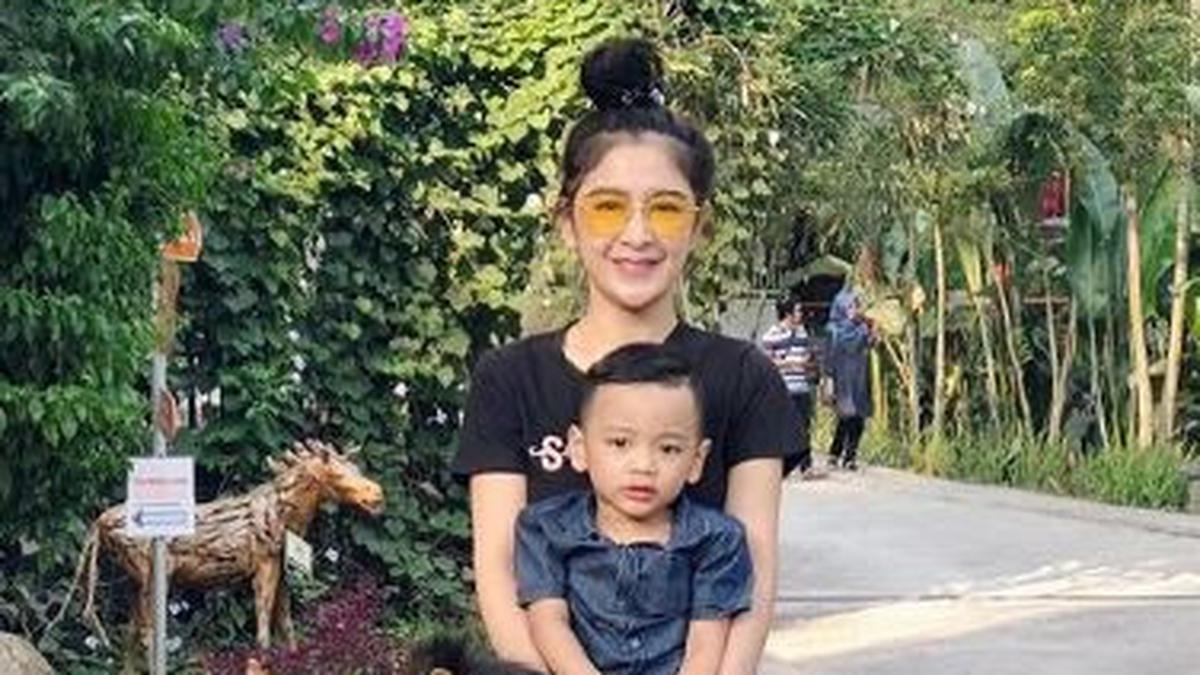 9 Potret Ganteng Rafif Athallah, Anak Uut Permatasari yang Parasnya Kalem - Entertainment Fimela.com