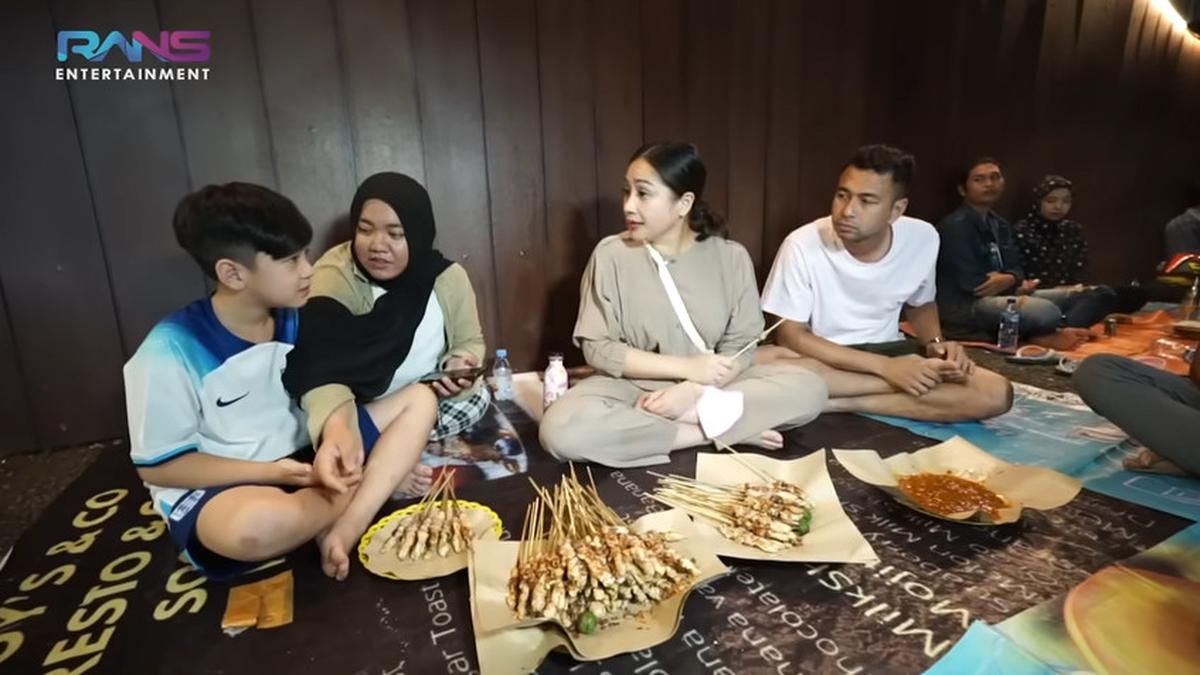 Potret Keluarga Sultan Andara Makan di Pinggir Jalan, Pengalaman ...