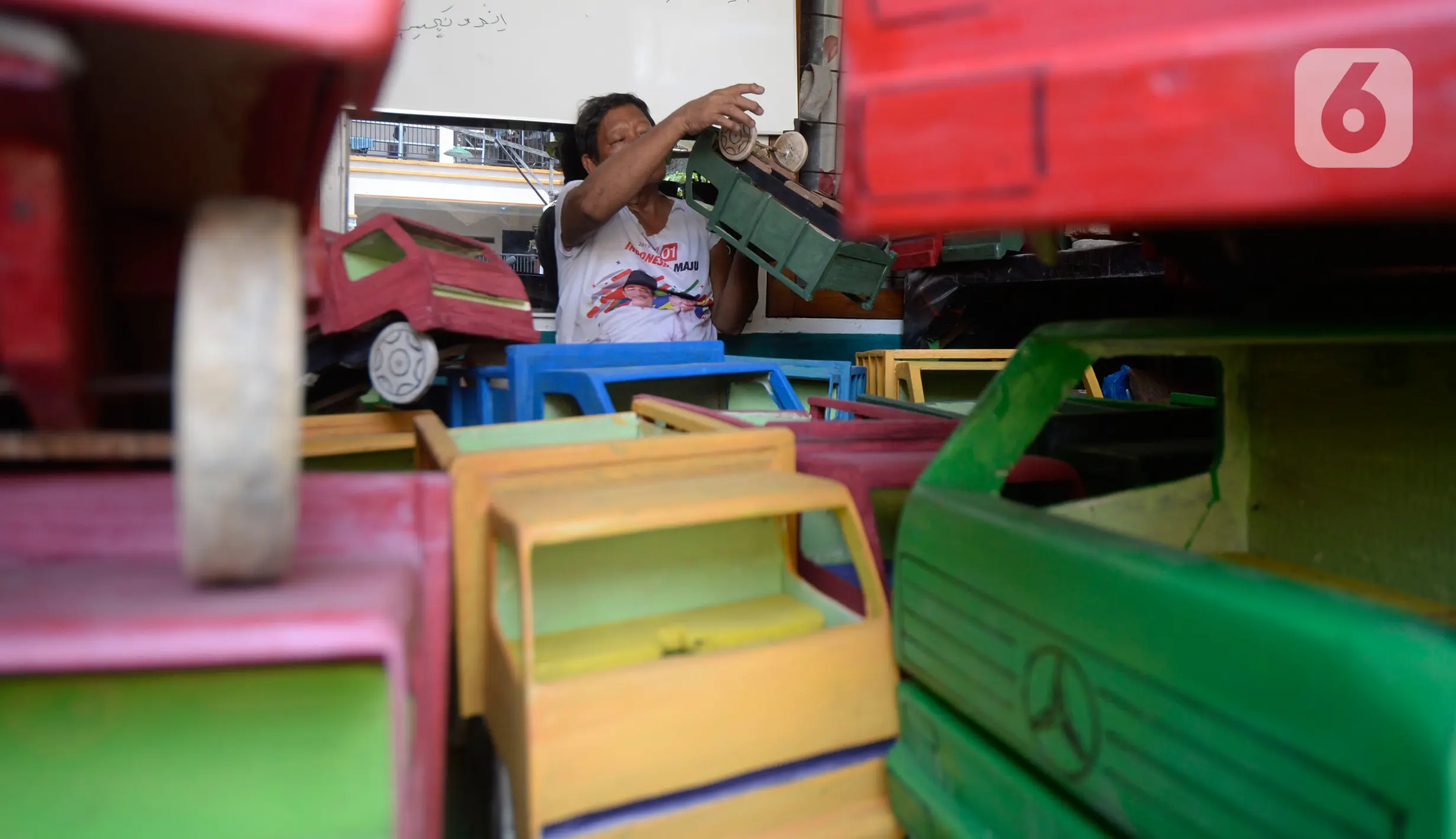 FOTO: Mengintip Pembuatan Mobil Mainan Kayu - Foto Liputan6.com