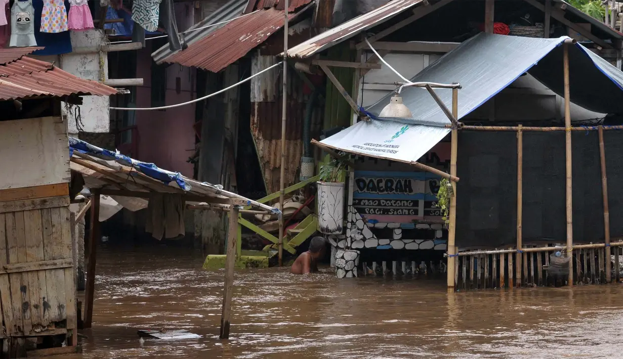 Permukiman Warga di Kebon Pala Jakarta Timur Terendam Luapan Kali Ciliwung - Foto Liputan6.com