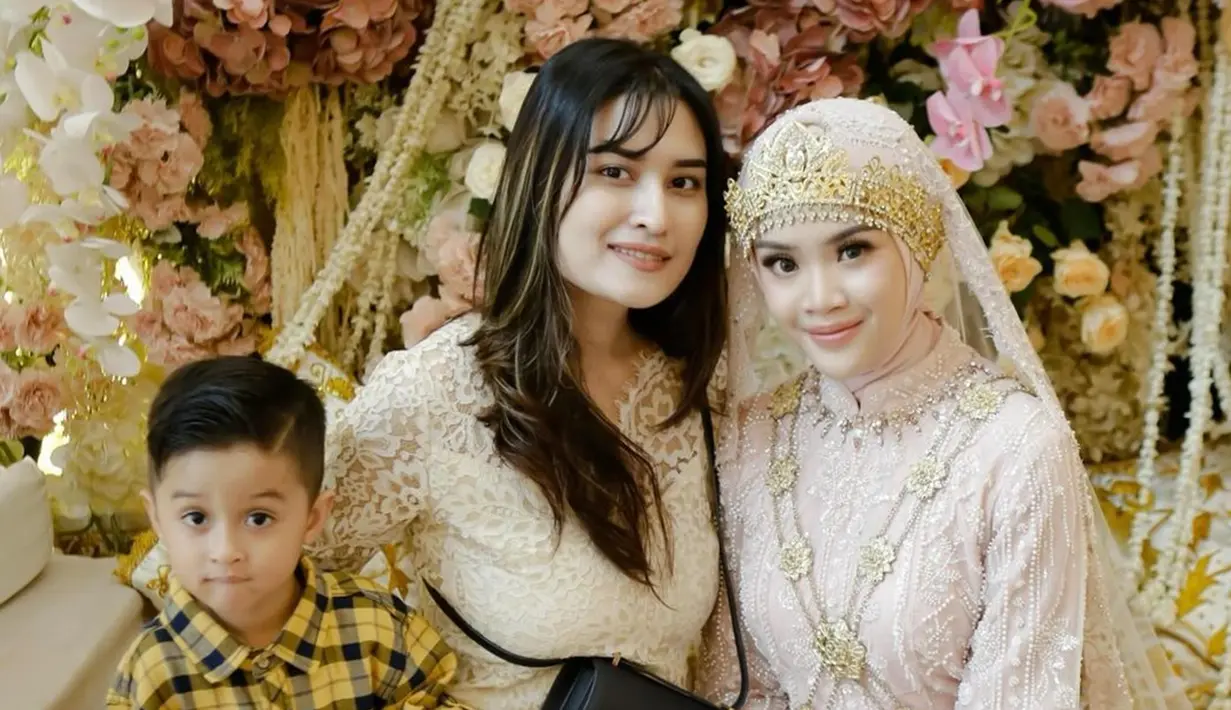 Potret Dea Sahirah Calon Istri Chand Kelvin Jalani Adat Aceh Peusijuek ...