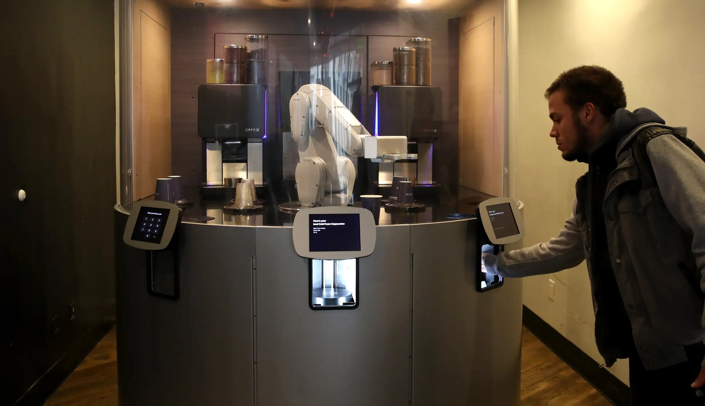 FOTO: Canggih, Kafe Ini Gunakan Robot Barista untuk Layani Pelanggan ...