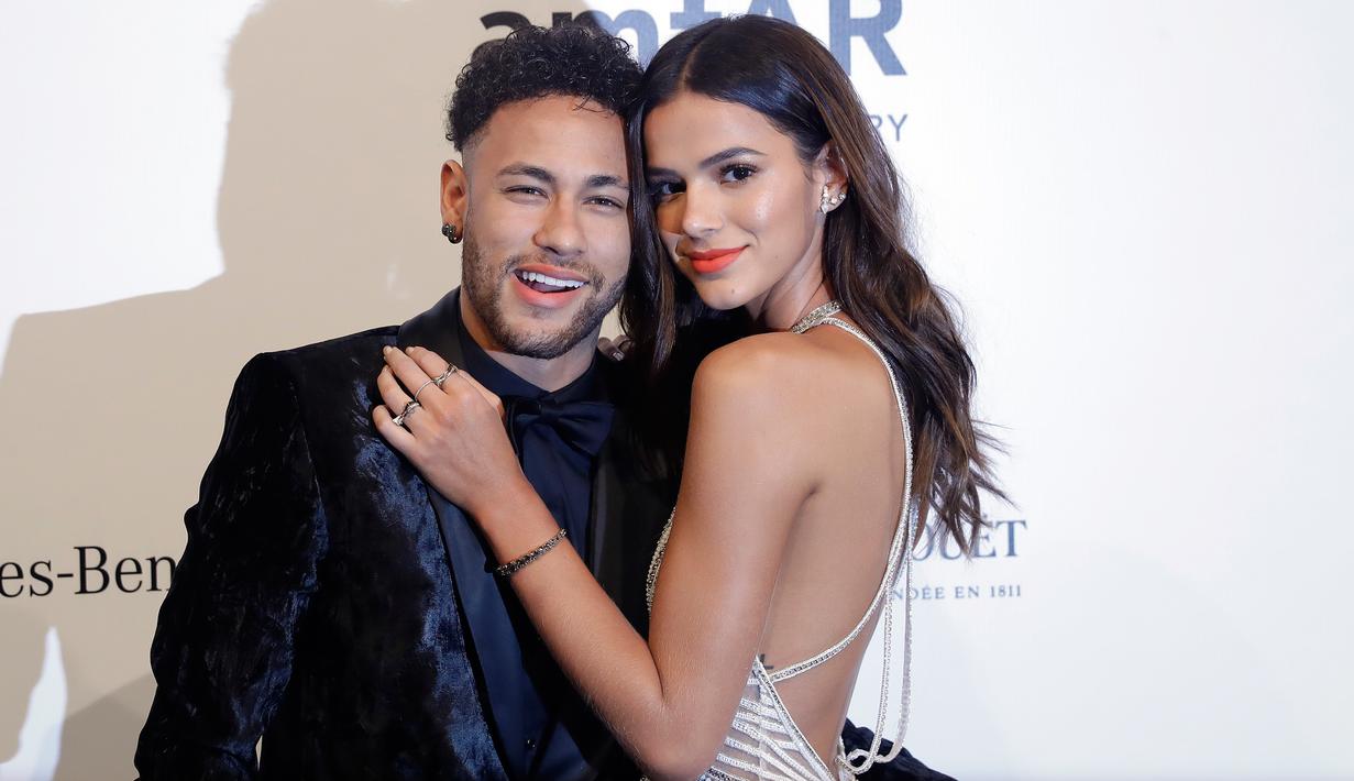FOTO: Potret Intim Neymar dan Kekasih Cantiknya di amfAR Brasil
