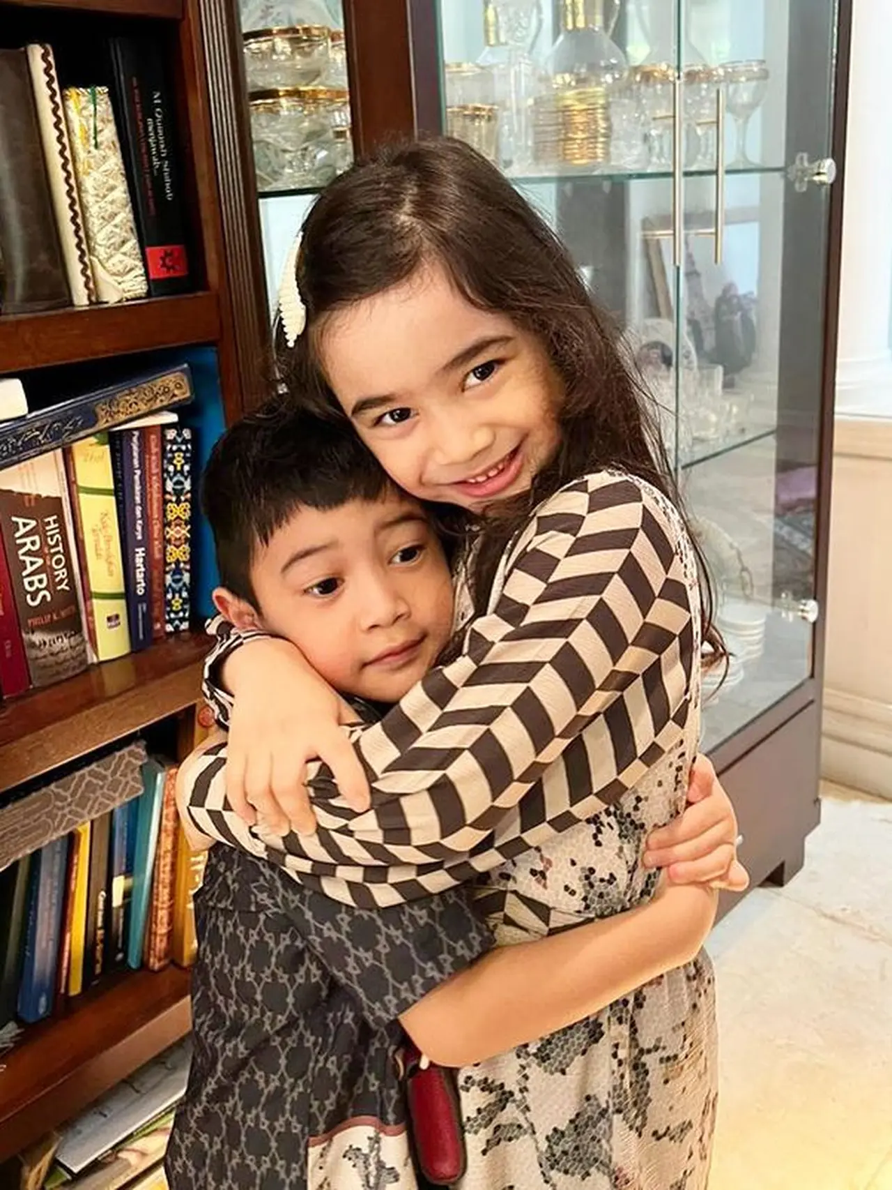 11 Potret Sibling Goals Raqeema dan Rasheed, Anak Nabila Syakieb yang Selalu Rukun ...