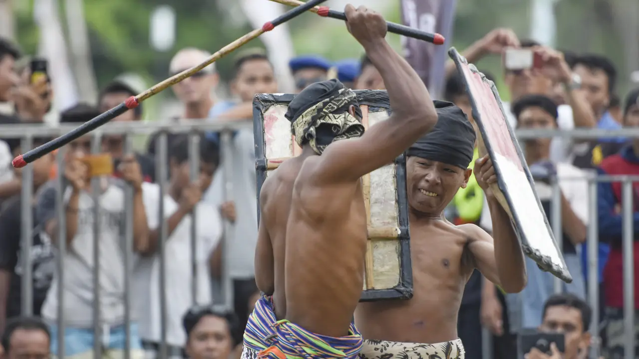 Peresean, Seni Pertunjukan dan Adu Ketangkasan Suku Sasak - Regional ...