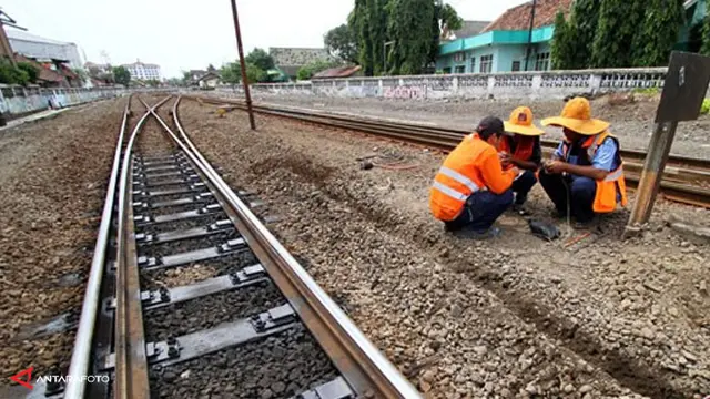 Belasan Baut Rel Hilang, PT KAI: Belum Membahayakan - News Liputan6.com