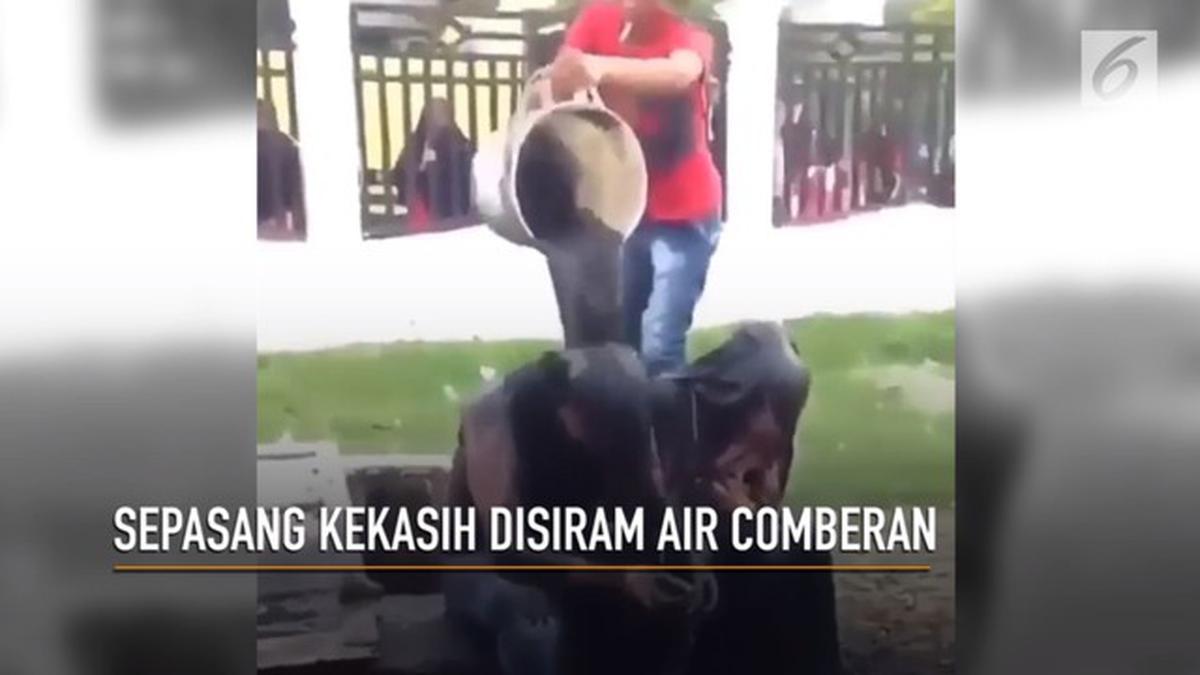 VIDEO: Sepasang Kekasih Disiram Air Comberan di Aceh