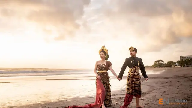 6 Gaya Pemotretan Abash dan Jeje Pakai Baju Adat Bali, Bak Pasangan Prewedding - Hot Liputan6.com