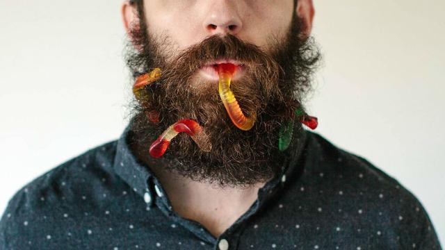 Absurd, Ini 6 Potret Pria yang Kreasikan Janggut dengan Makanan Hingga ...