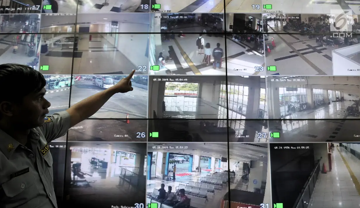 FOTO: Menengok Ruang Monitor CCTV Terminal Pulogebang - Foto Liputan6.com