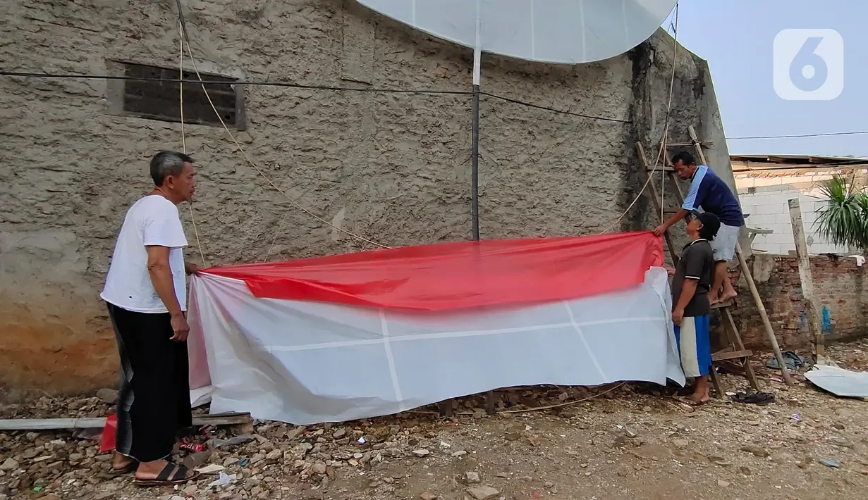 FOTO: Melihat Pembuatan Layang-Layang Merah Putih Setinggi 6 Meter ...