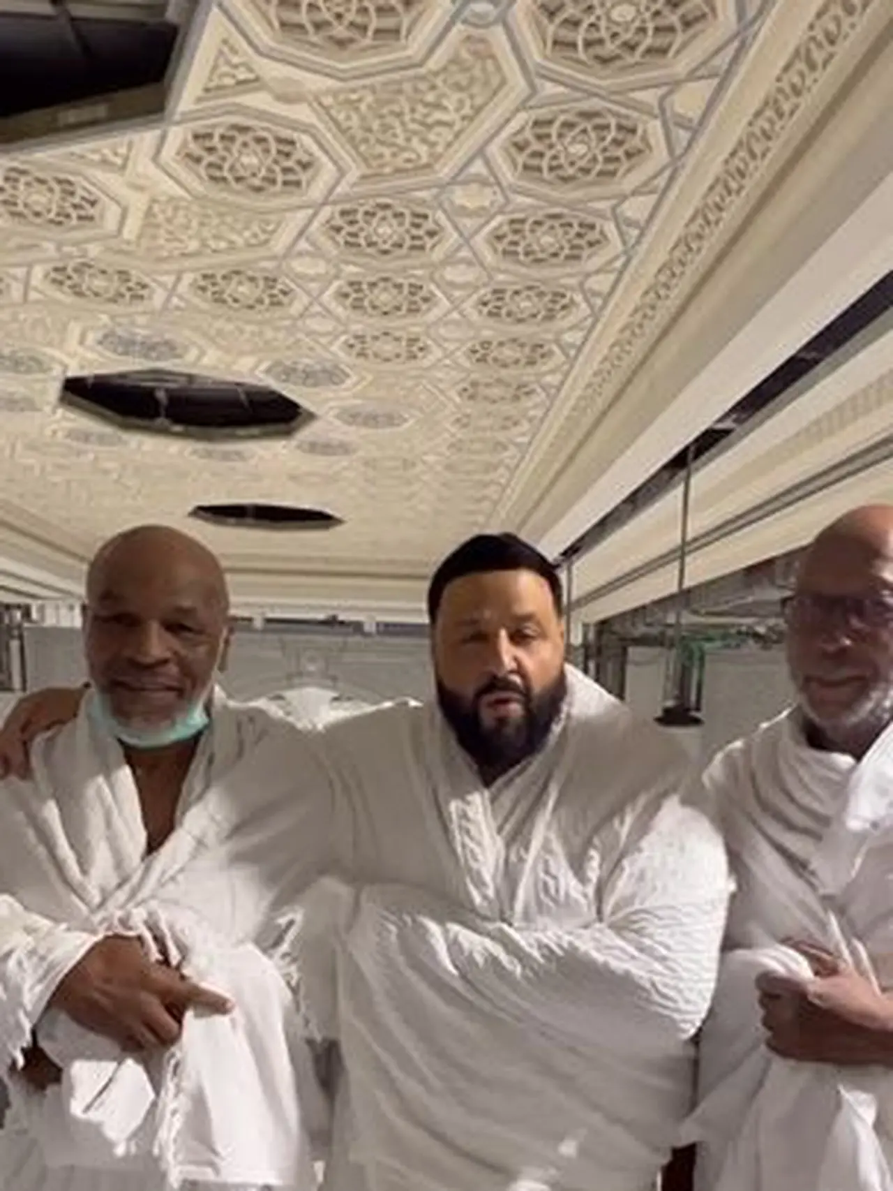 6 Potret Haru DJ Khaled dan Mike Tyson Jalani Umrah, Menangis di Depan ...