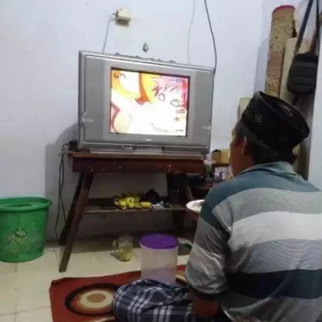 6 Potret Bapak Bapak Nonton Kartun Ini Serius Banget Jadi Tontonan Favorit Hot