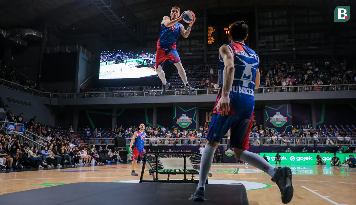 Foto: Pertunjukan Spektakuler Crazy Dunkers, Buat Penonton IBL All Star 2024 Berdecak Kagum ...
