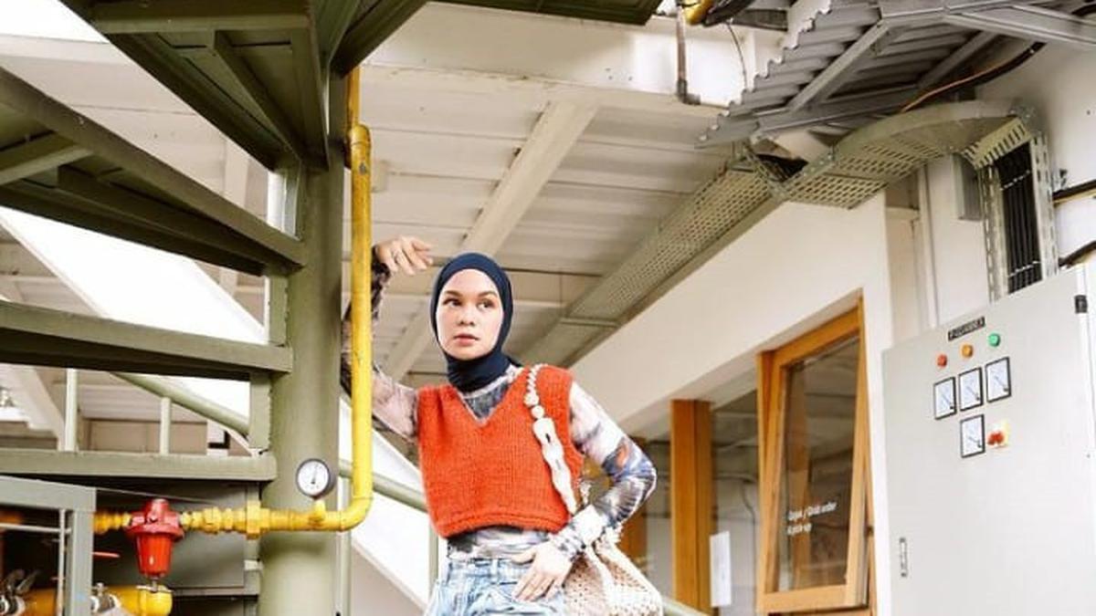 11 Ide Style Sepatu Boots Wanita Berhijab, Modis Abis! - Photo Fimela.com