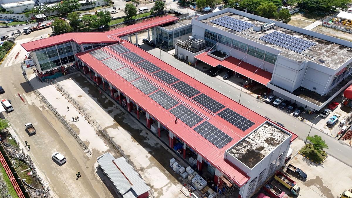 Pertamina Resmikan PLTS Atap Terbesar di Kilang Balikpapan - Bisnis ...