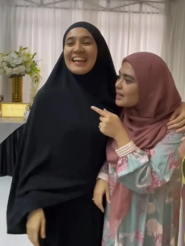 9 Potret Dhini Aminarti yang Cantik Sederhana, Selalu Hangat bareng Sahabat - Entertainment ...