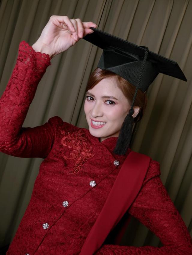 5 Model Kebaya Janggan Merah Chika Jessica saat Wisuda Sarjana, Cantik ...