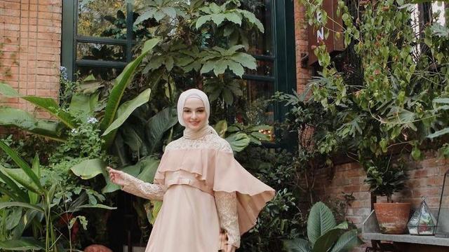 10 Model Gamis Brokat Kombinasi Polos yang Bagus, Tampil Elegan di 2025