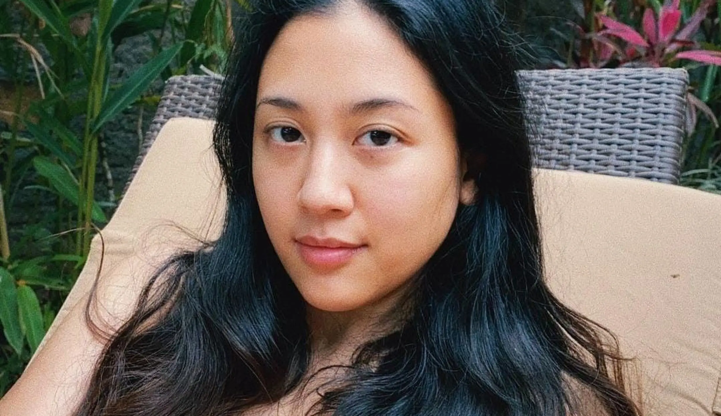 Artis Idola Masa Kecil, Inilah 6 Potret Sherina saat Dewasa yang Makin Memesona - Photo Fimela.com